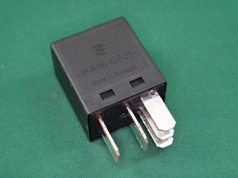 Mercedes-Benz純正部品 :: メルセデス･ベンツ純正部品 :: 電気装備及びインストロメント :: リレー(0035420219)