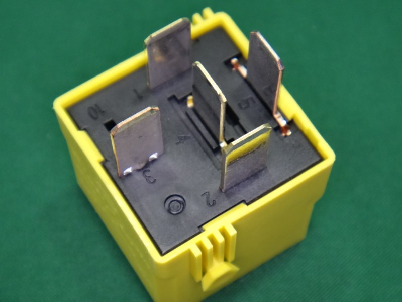 Mercedes-Benz純正部品 :: メルセデス･ベンツ純正部品 :: 電気装備及びインストロメント :: リレー(0025427419)